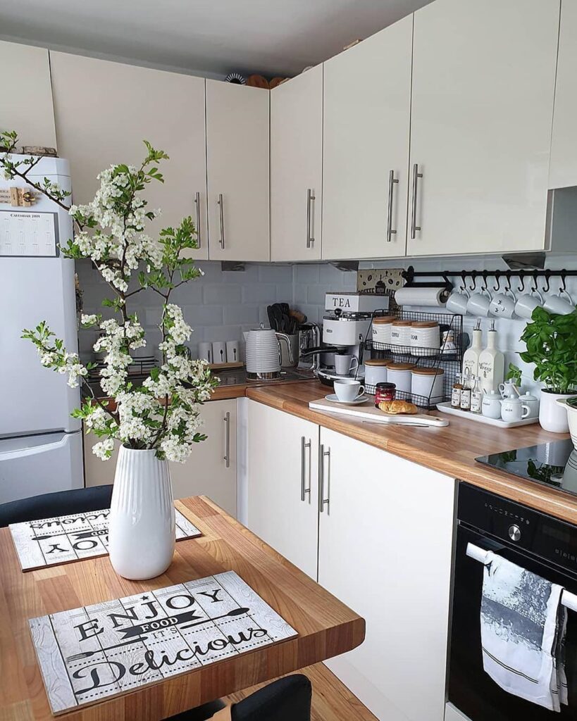 Maximizing Space: Creative Small Kitchen Design Solutions - LanZhome